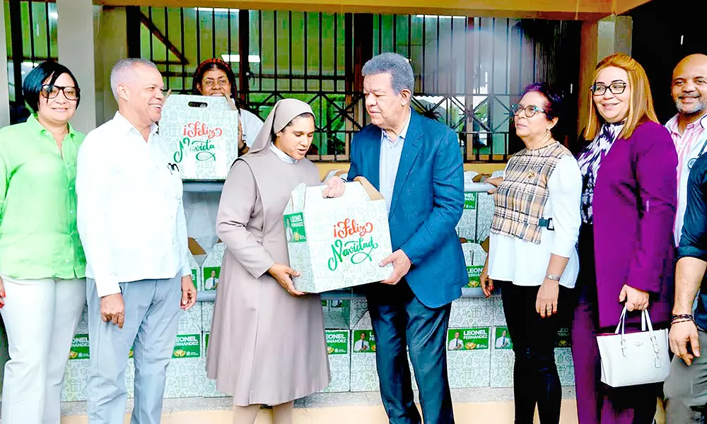 Leonel Fernández entrega raciones alimenticias | El Nuevo Norte